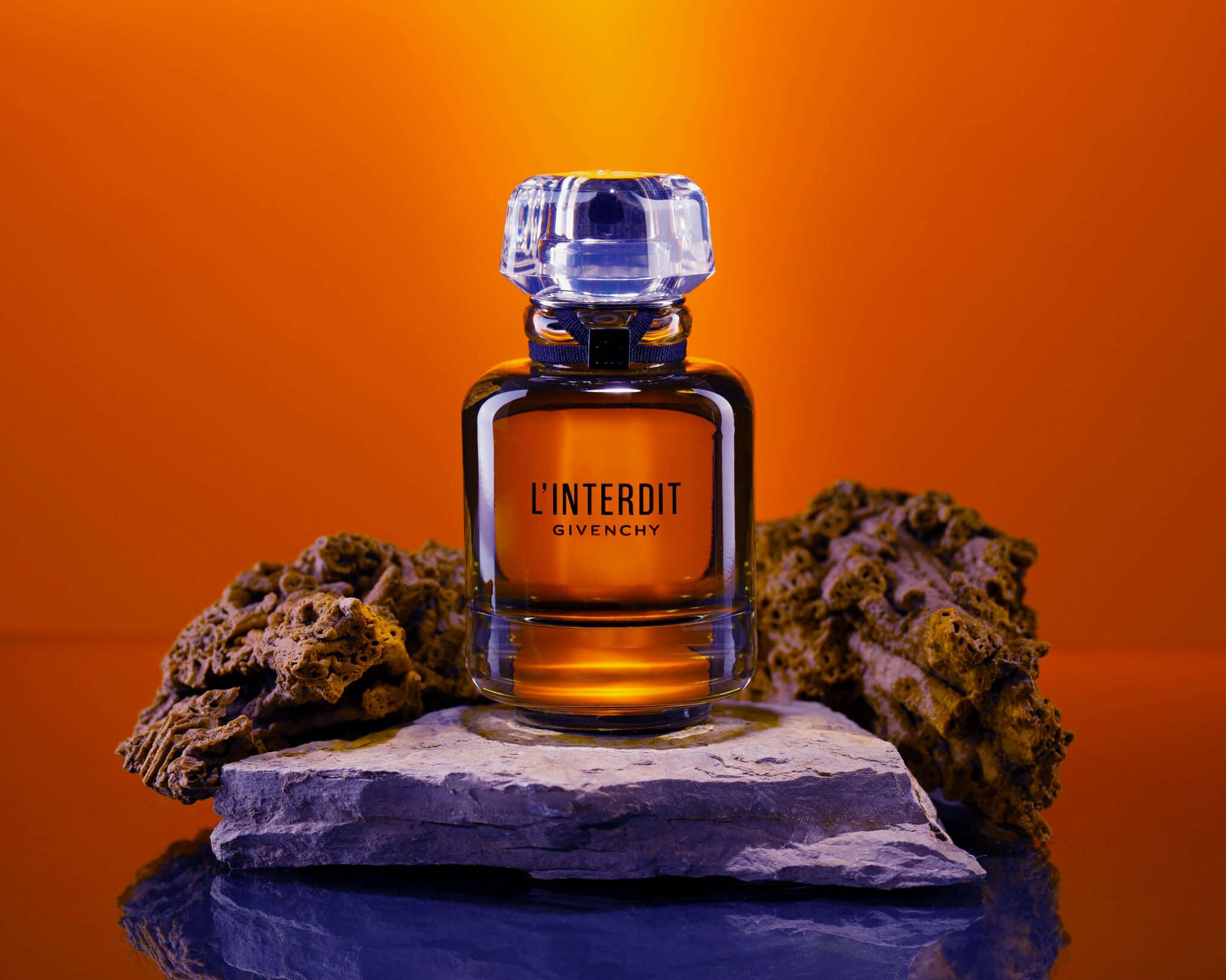 To je najljubši parfum Audrey Hepburn, ki ga obožujemo še danes ...
