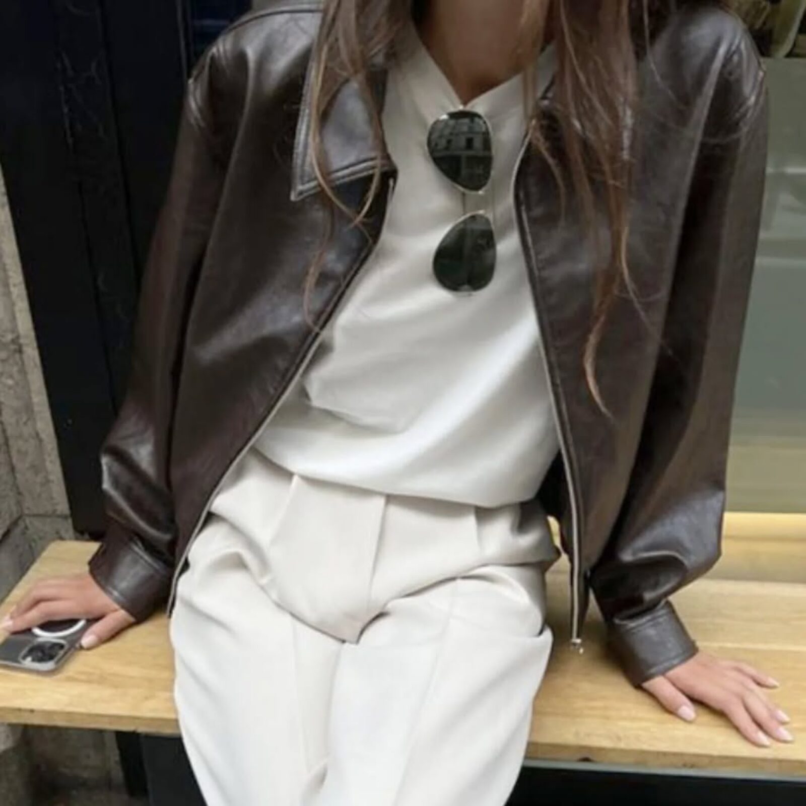 Kako nositi belo majico, da videz nikoli ne deluje dolgočasno ...